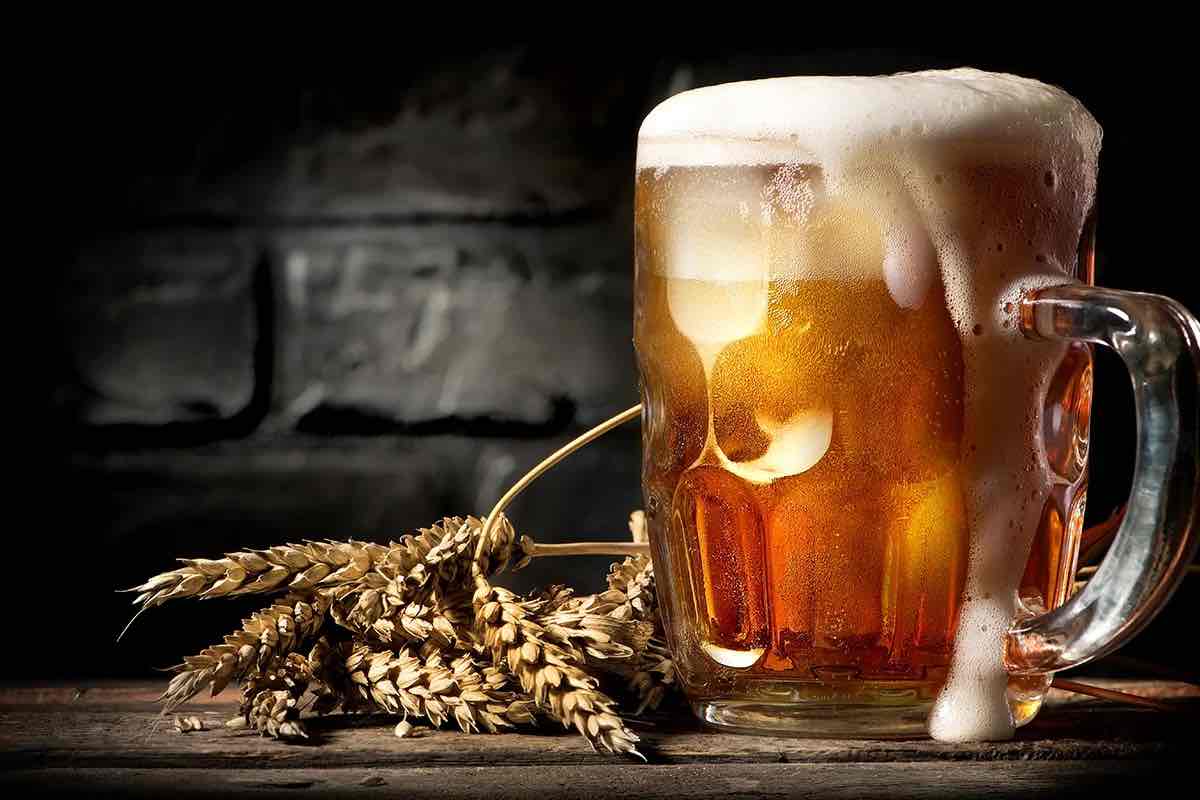 La birra va versata bene, se la versi cosi è anche più buona ...