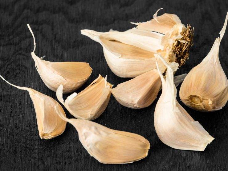 Prima di andare a letto butta uno spicchio d'aglio nel wc e lascialo lì ...