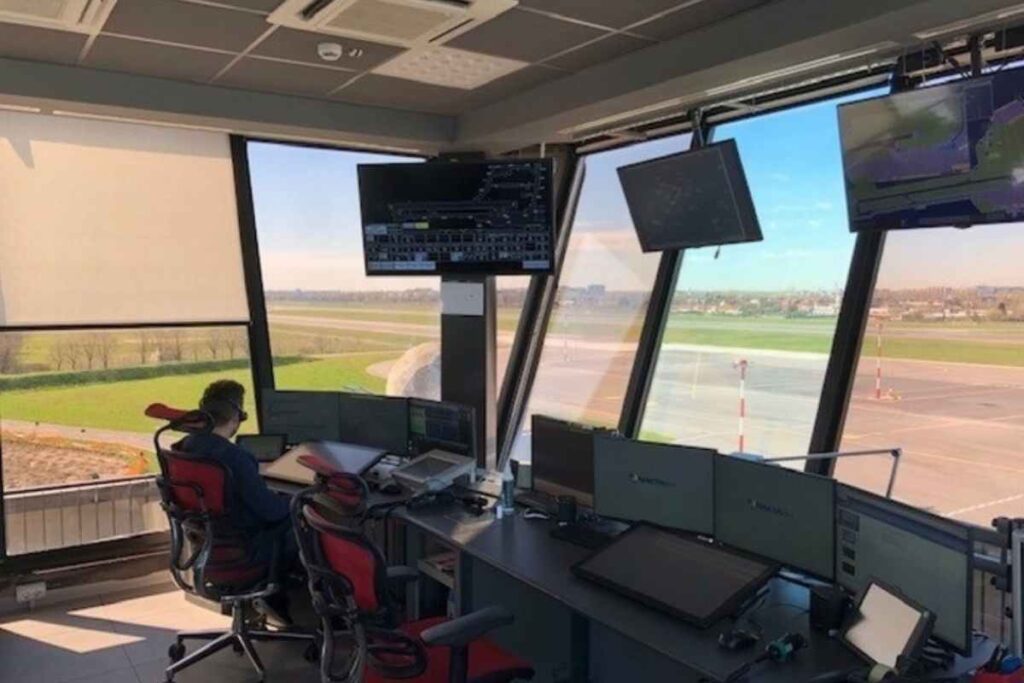 Non avete idea di quanto guadagni un controllore di volo: ecco cosa fa ...