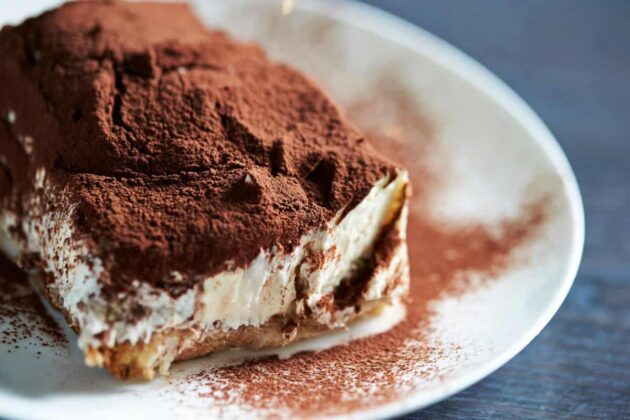 Tiramisù al cocco, cremoso ed avvolgente: la ricetta senza uova e senza ...