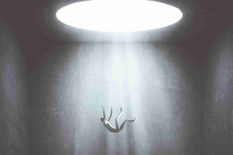 Sensazione di cadere mentre si dorme, a cosa è dovuta? C'è una ...