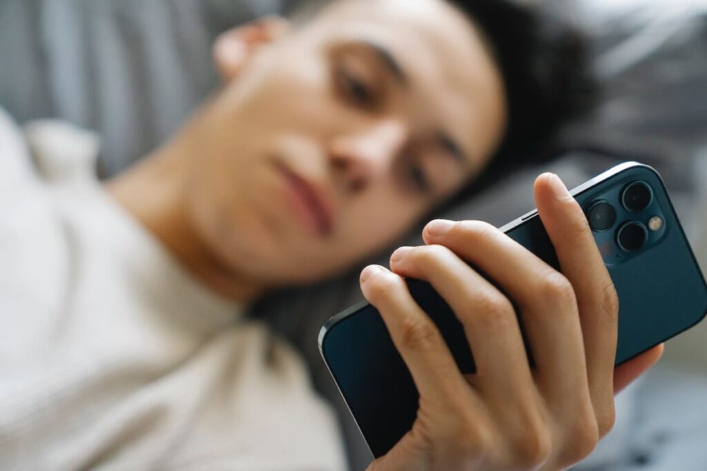 Smartphone che cade sempre sulla faccia quando lo guardi a letto? Su ...